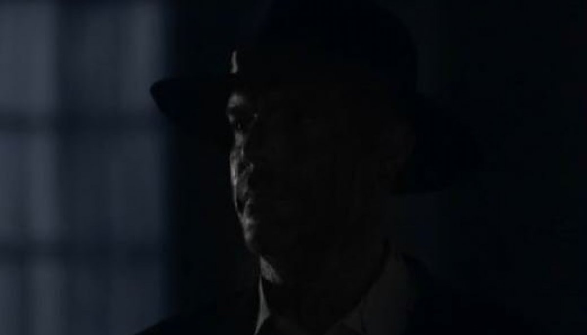 El hombre del sombrero aparece en la oscuridad | TVN