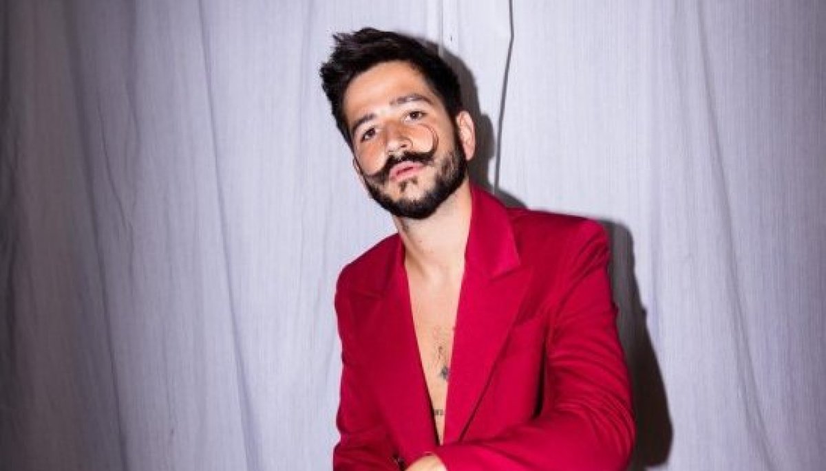 ¡Aparece sin su bigote! Mira los primeros videos de Camilo | TVN