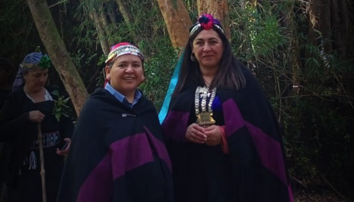 Chile celebra primer matrimonio mapuche entre personas del mismo sexo | TVN