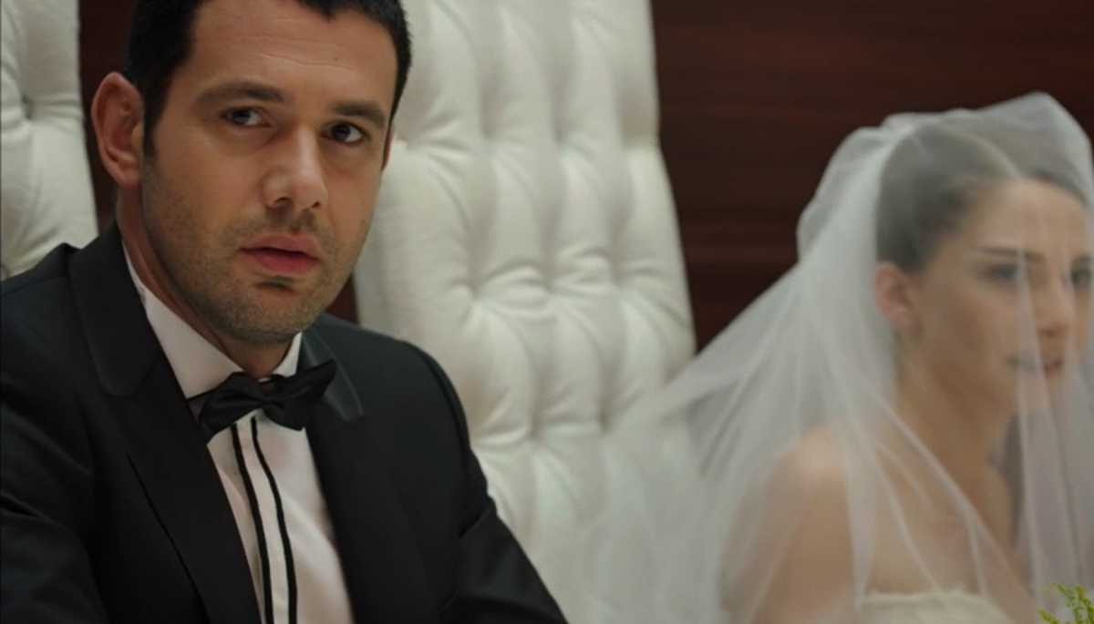 Efsun arruina el matrimonio de Ates y Bahar | TVN