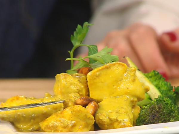 Foto de un pollo a la cúrcuma.