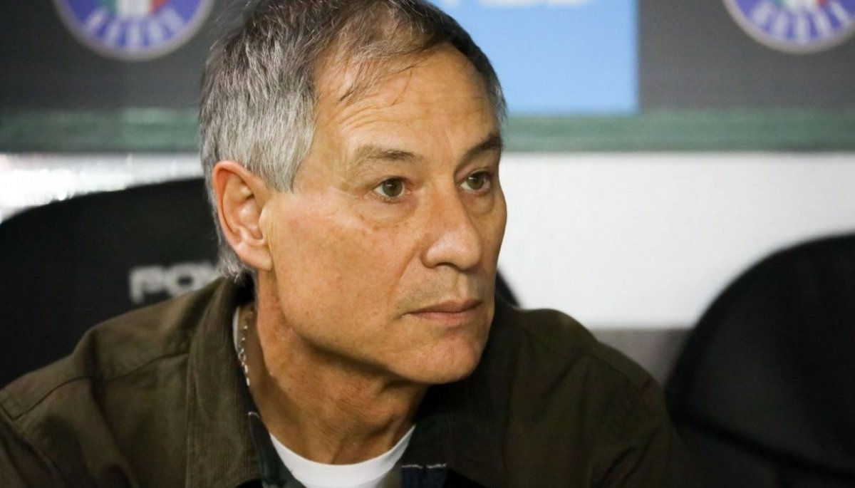 UC confirma salida de Holan y anuncia interinato | TVN