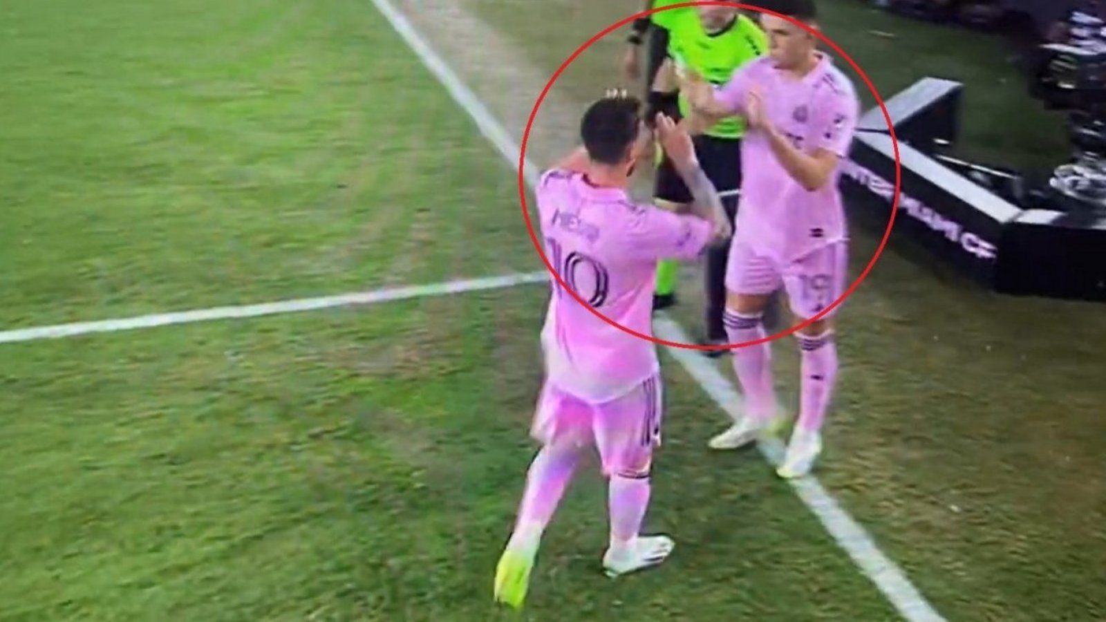 ¿Buena onda? Así fue el saludo entre Lionel Messi y Robbie Robinson | TVN