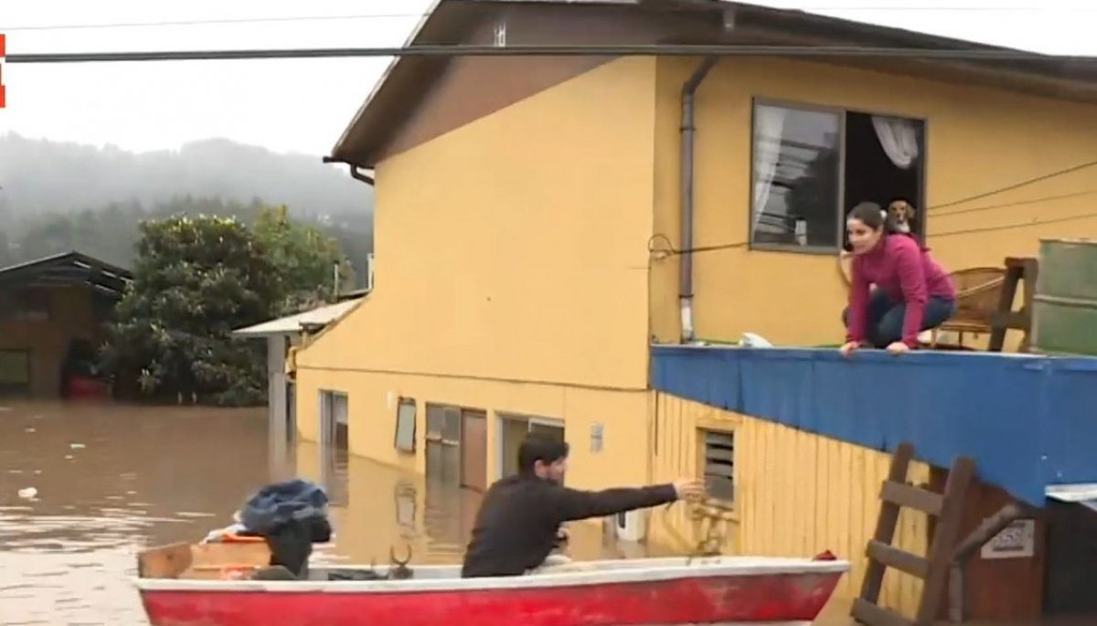 Inundación llegó hasta el segundo piso: Pescadores en bote rescatan a ...