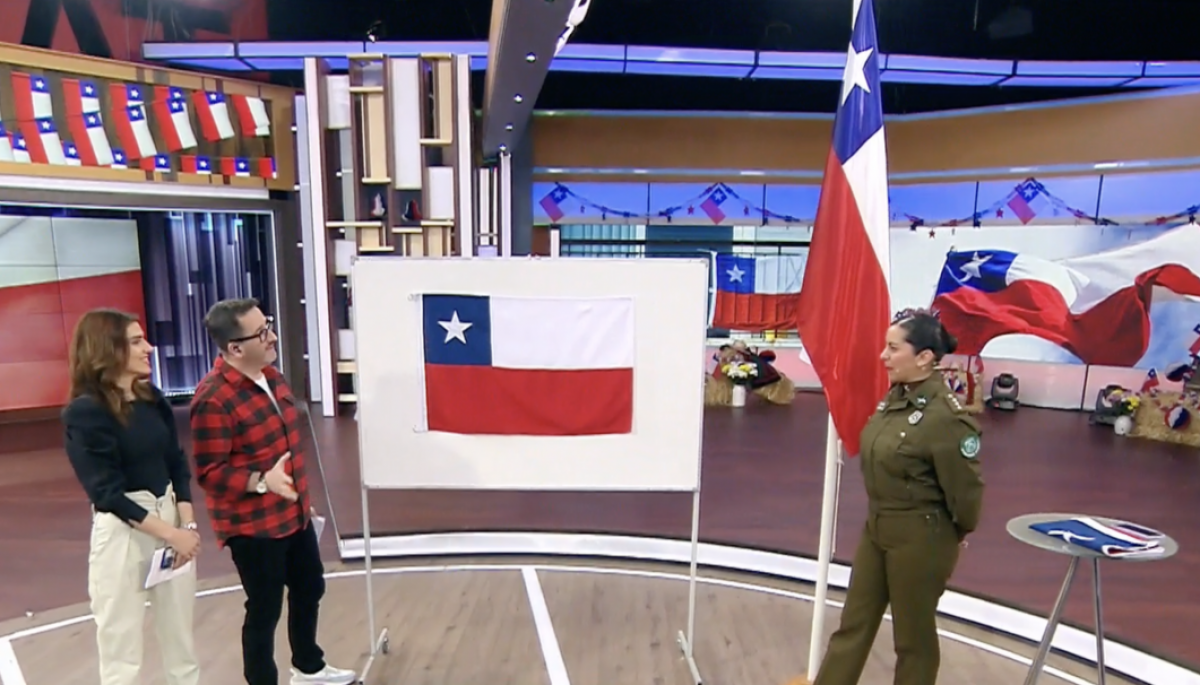 Tradición del 18: ¿Cómo izar la bandera chilena de manera correcta? | TVN