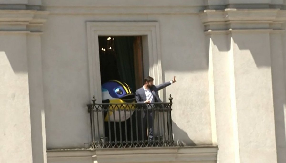 Fiu saluda desde el balcón de La Moneda | TVN