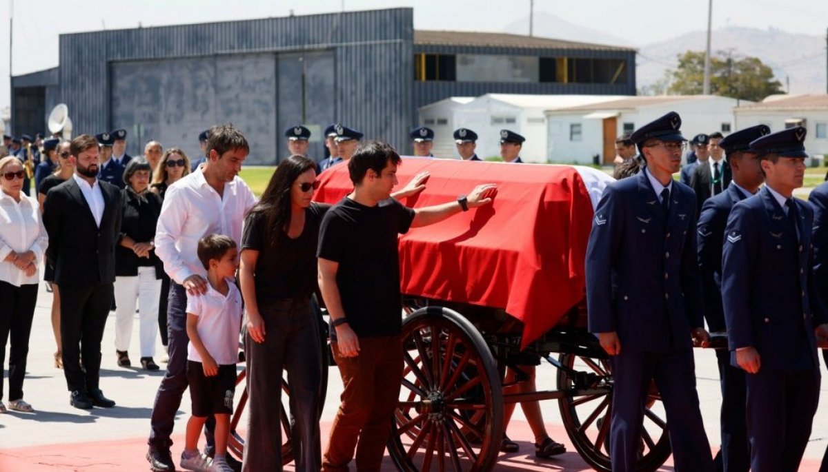 Familia del expresidente Piñera acompañan féretro en su llegada a ...