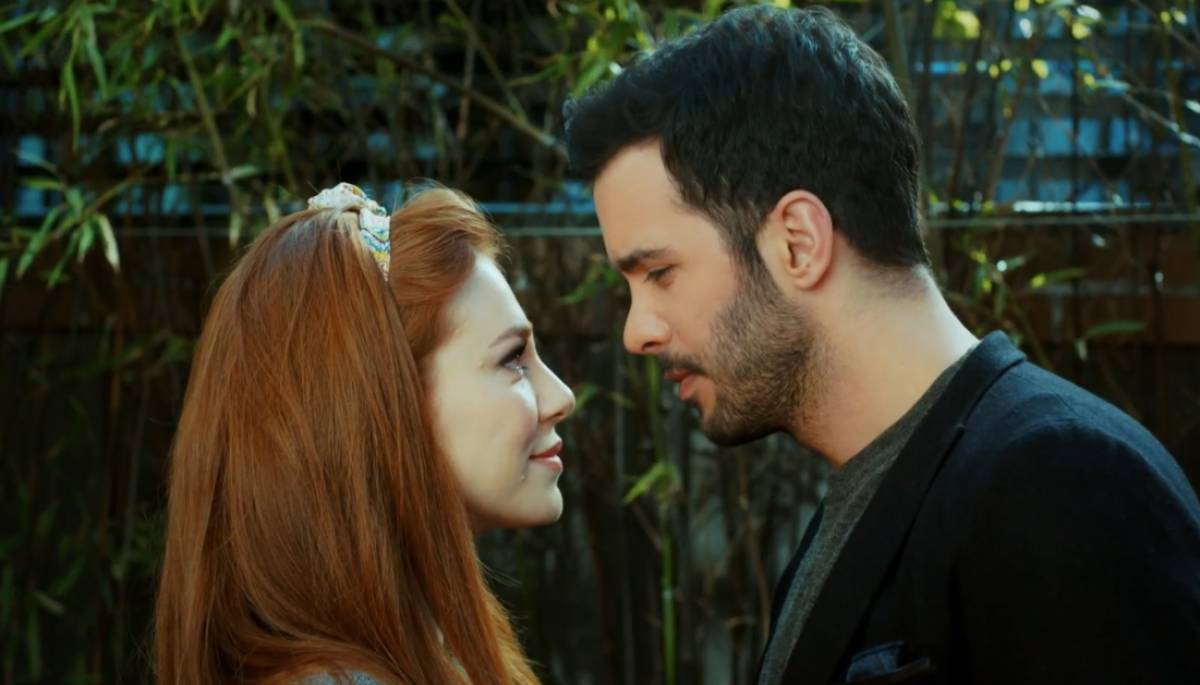 El beso de Defne y Omer: Mira el capítulo de este jueves de "Amor en ...