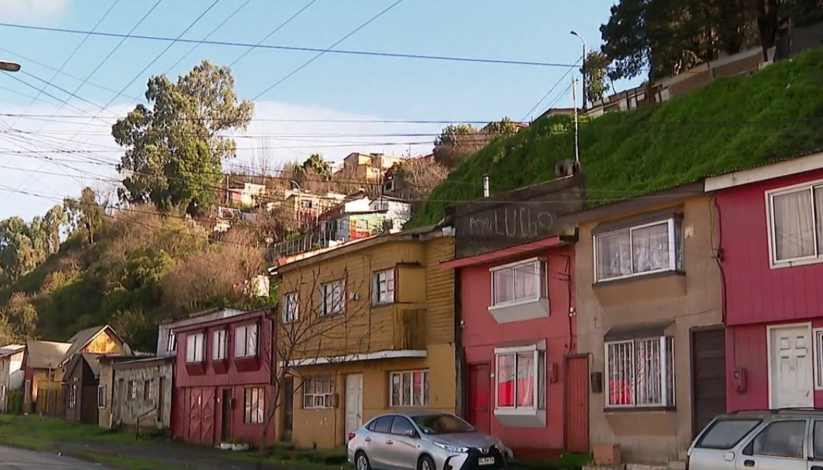 ¡Peligro inminente! Cerro podría derrumbarse sobre casas en Talcahuano ...
