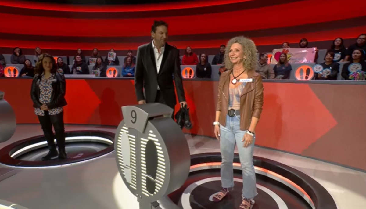 ¡Se sacó hasta los zapatos! Así fue la caída de Karin Yanine | TVN