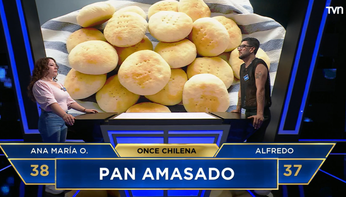 De completos a pan amasado: el peleado duelo de "once chilena" | TVN
