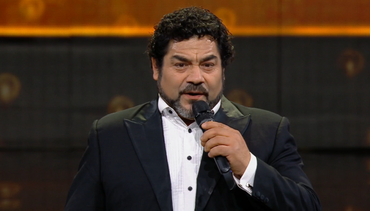 "¡Es un regalo el don que tienes!": Tom Jones y su poder vocal en el escenario | TVN