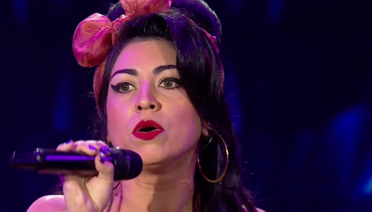 ¡El estilo único de Amy Winehouse renace en el escenario! | TVN