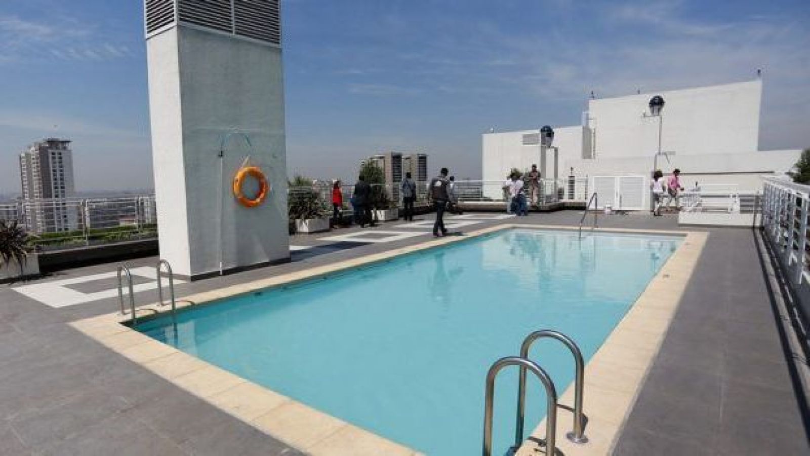 Conflictos en piscinas de edificios por arriendos diarios: Ley y multas ...