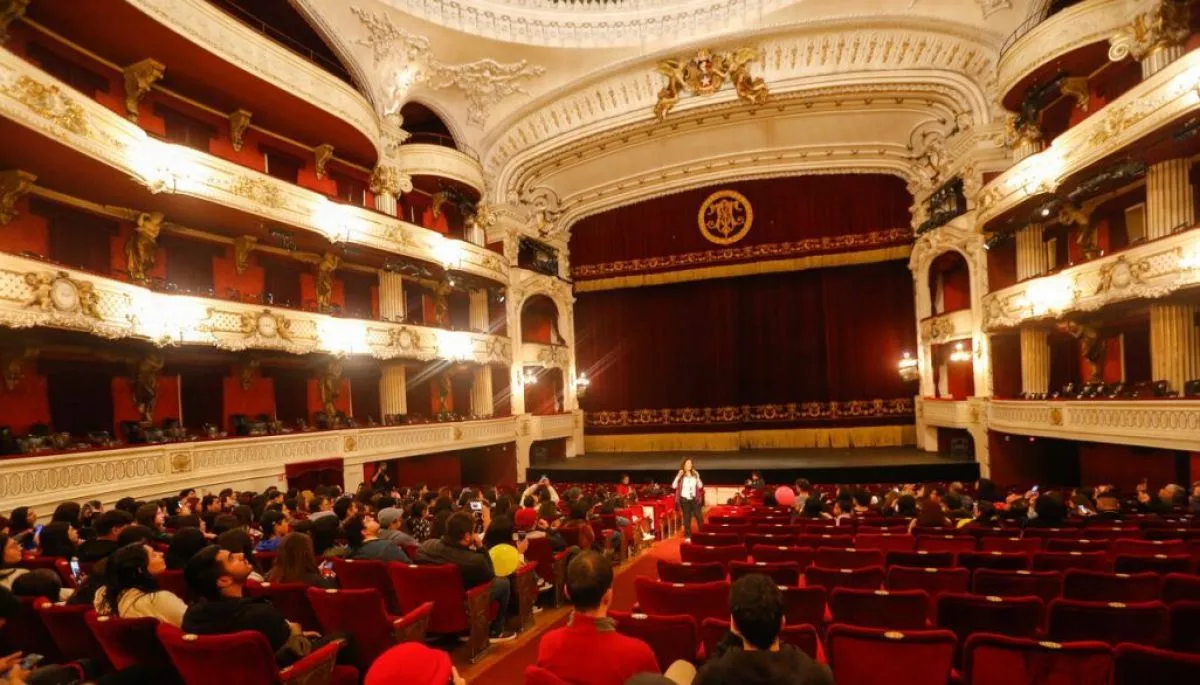 Prendas desde $3 mil: Teatro Municipal anuncia remate de vestuario ...